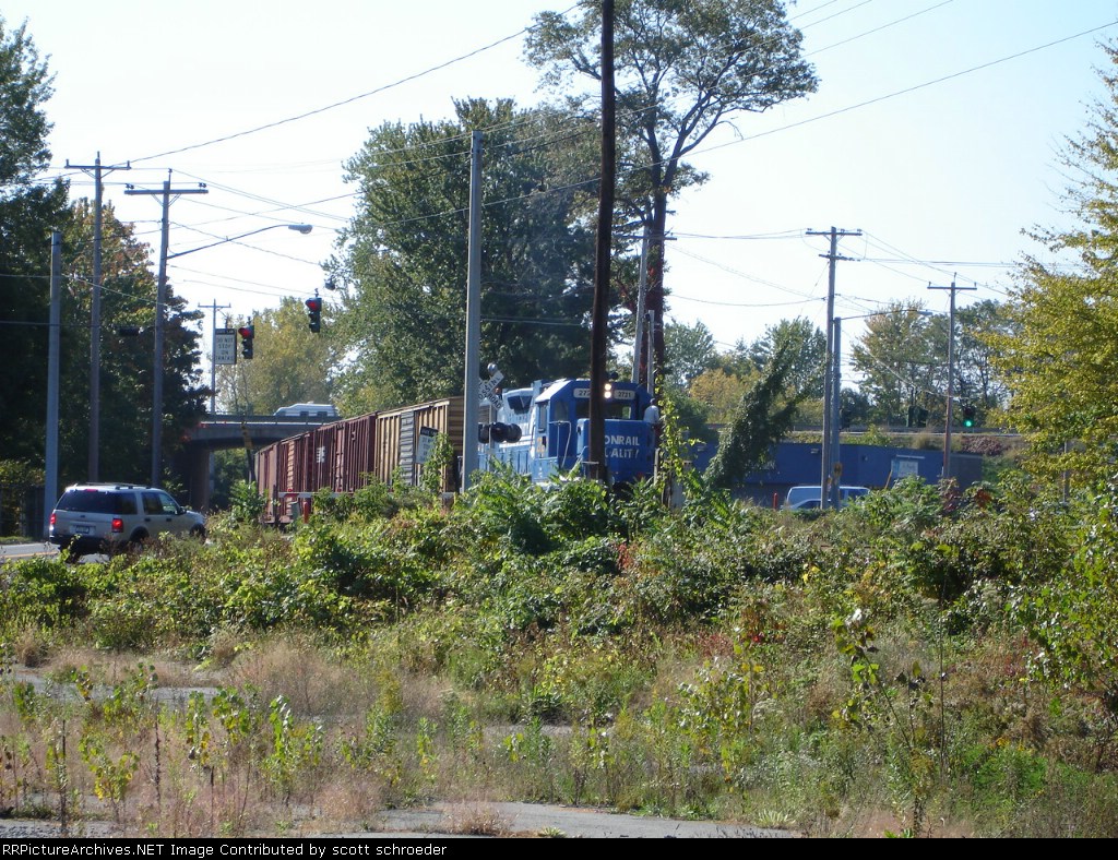 CSX 2721 (B-777) about to proceed past the Vine St. crossing after stopping & protecting it NB